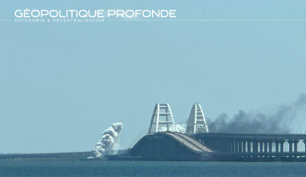 LE PONT DE CRIMÉE CIBLÉ PAR DEUX MISSILES LORS D'UNE ATTAQUE EN PLEIN ...